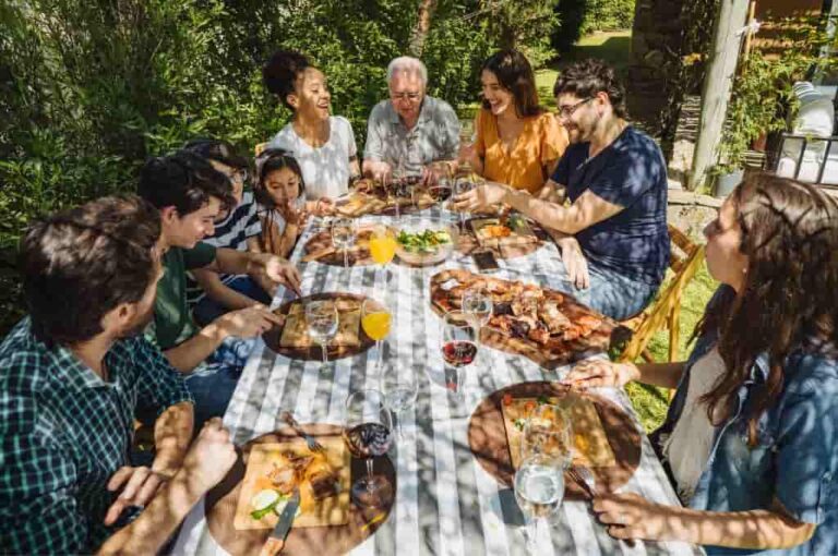 How to Plan a Successful Family Reunion? - Take Off With Me